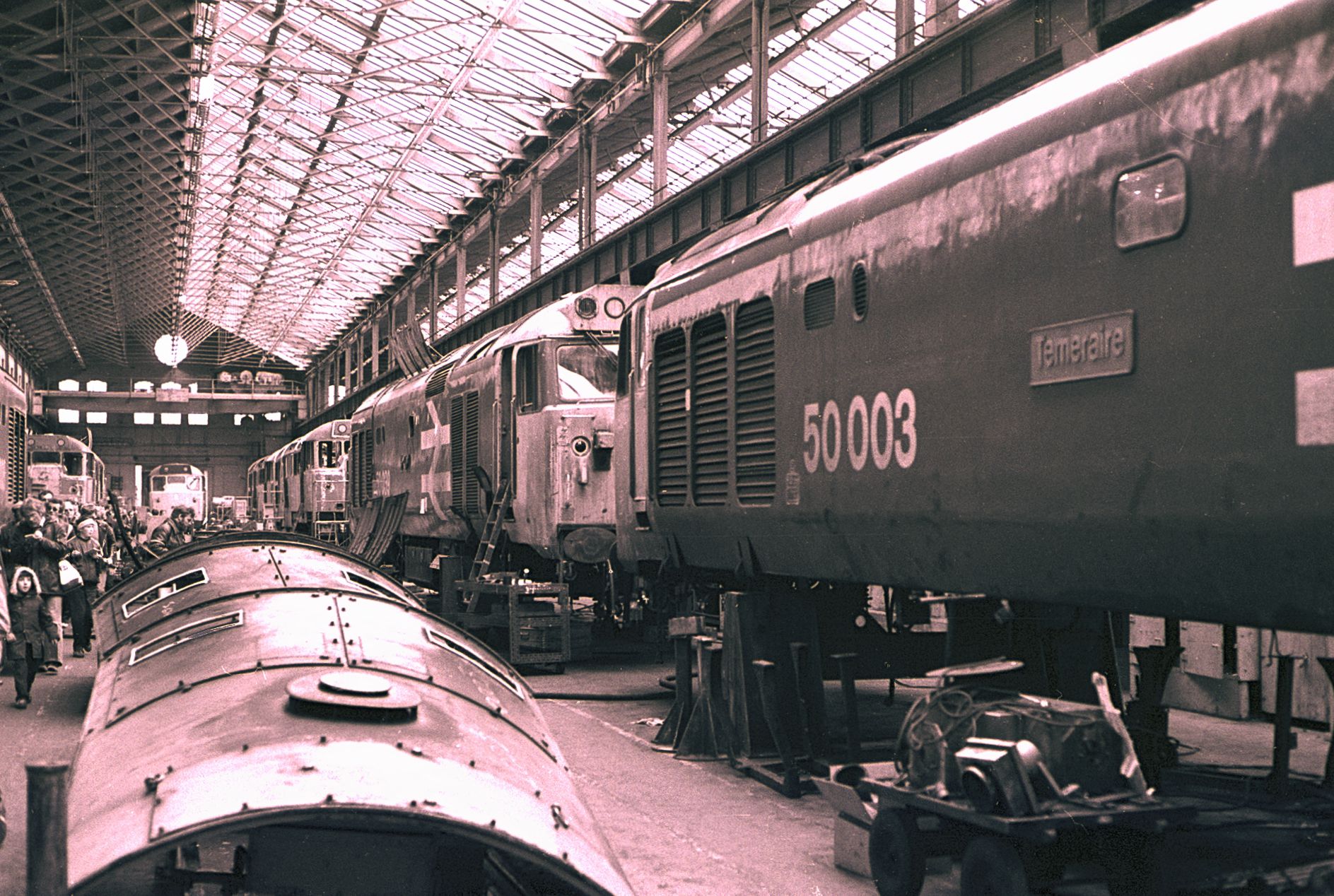 Lineside Images > Photos Of Trains For The Enthusiast
